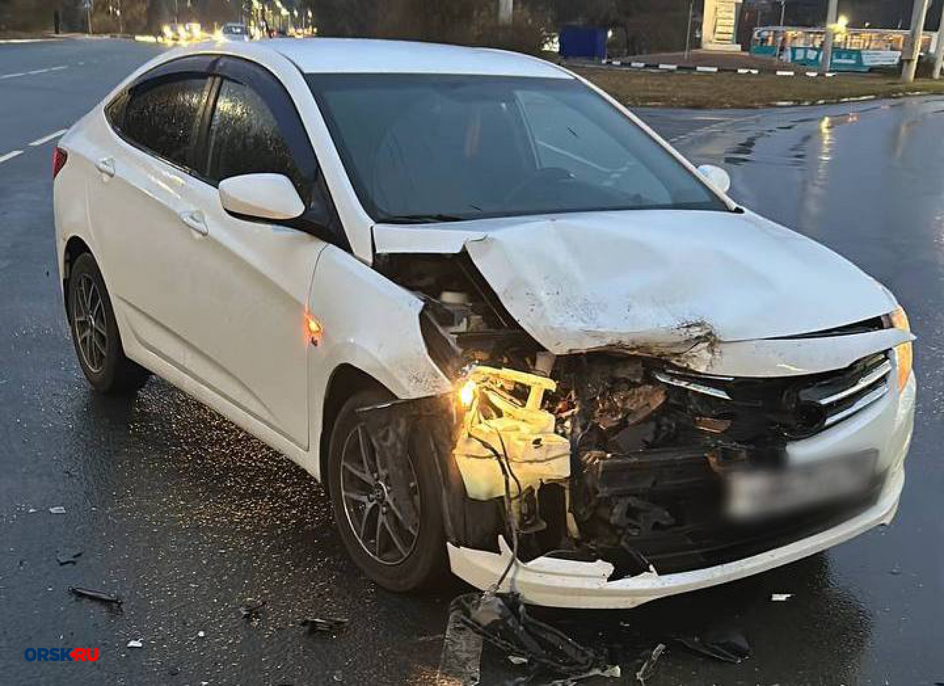 В Орске на проспекте Мира столкнулись Nissan и Hyundai - Орск: Orsk.ru